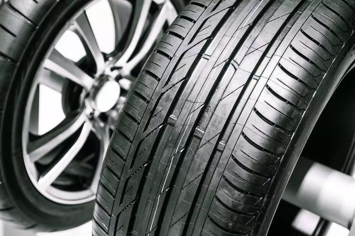 How big is the gap between "wide tires" and "narrow tires"? Insider ...