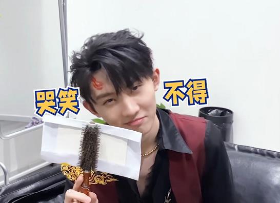 Times Fengjun confided employee Li Fei the most, sharing headphones ...