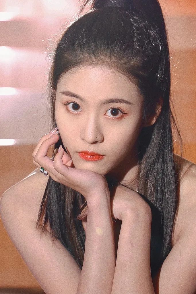 The vitality girl Sun Rui shows off her beautiful legs in a short skirt ...