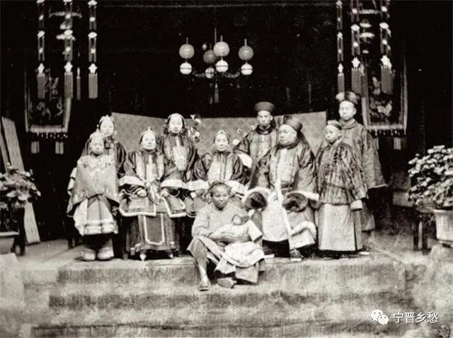 Family photo in late Qing Dynasty - iNEWS