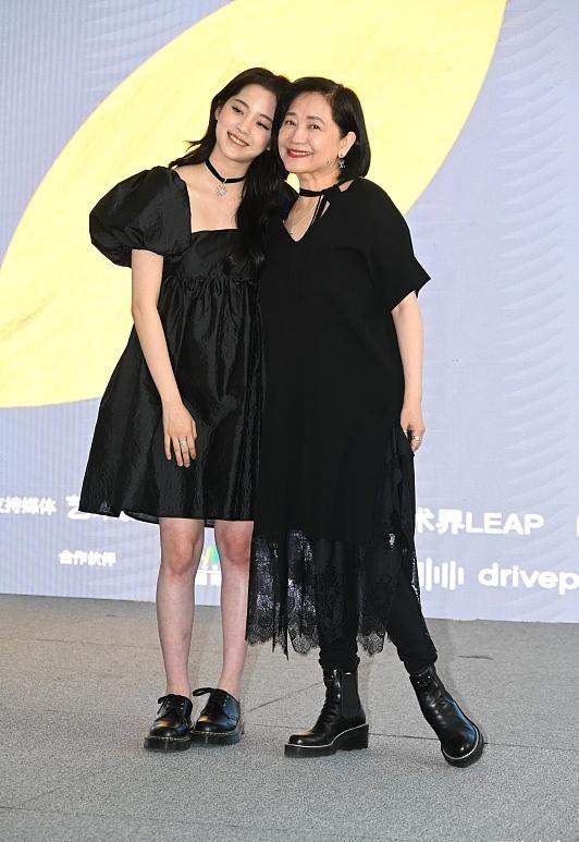 The three of Weng Hong's family made their first appearance in a gang ...