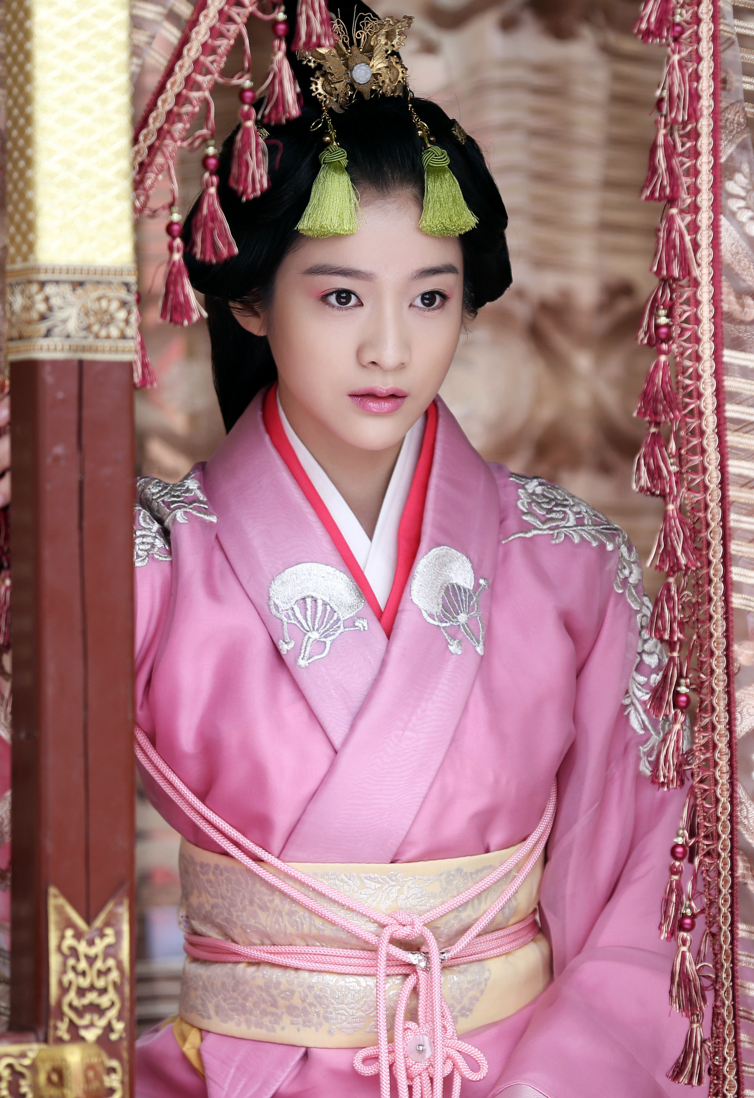 7 beautiful women in costumes ride on the carriage and lift the ...