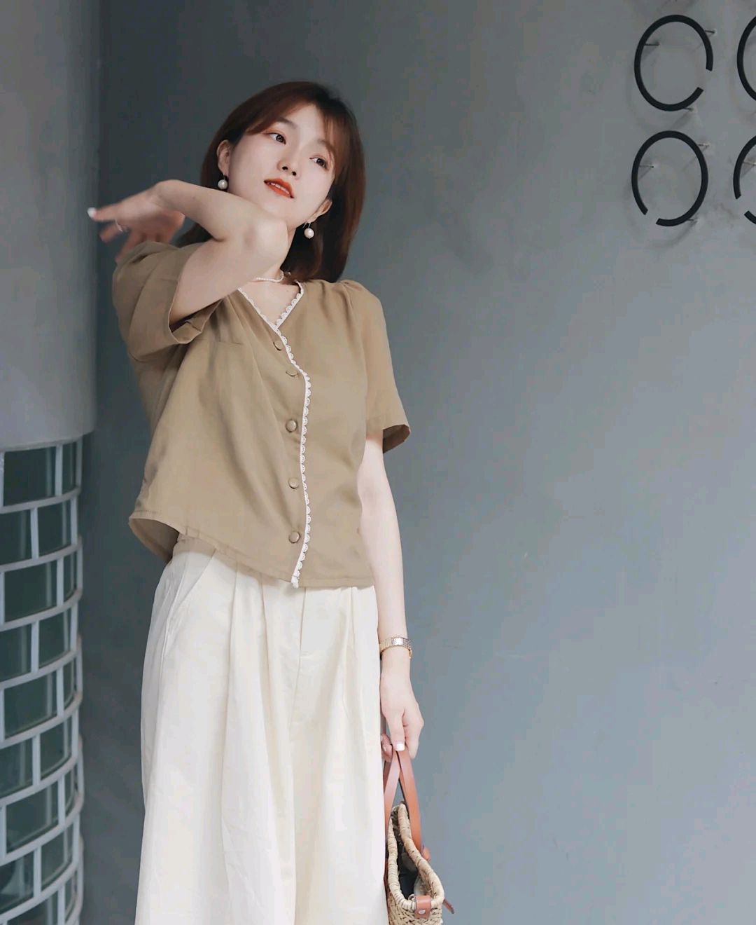 How should a 25-year-old girl dress herself?It must be elegant and ...