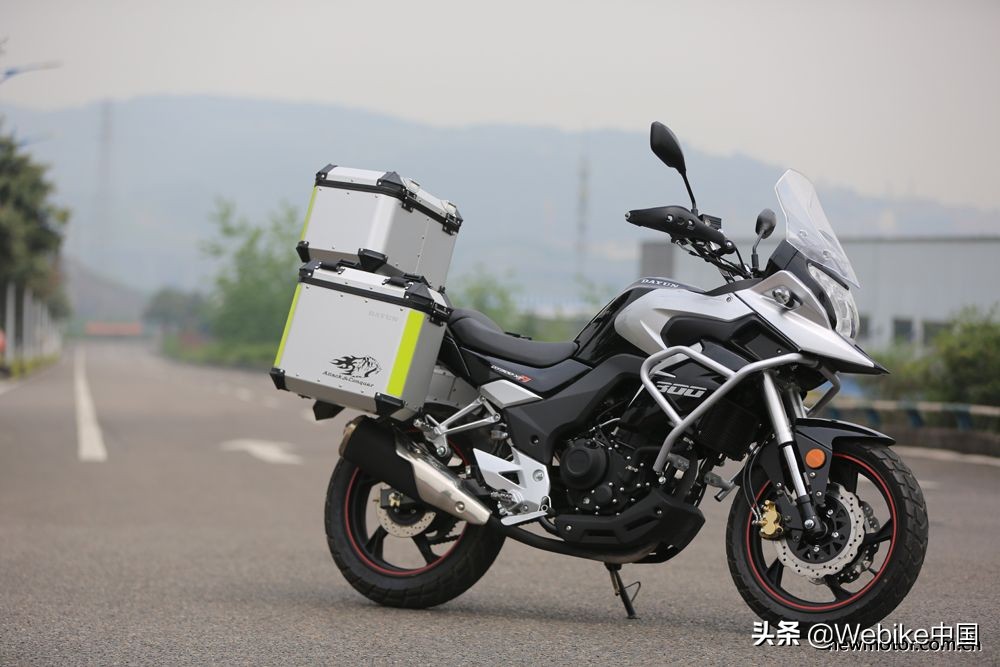 Equipped with a water-cooled four-valve engine, the Rally of Dayun 300 ...