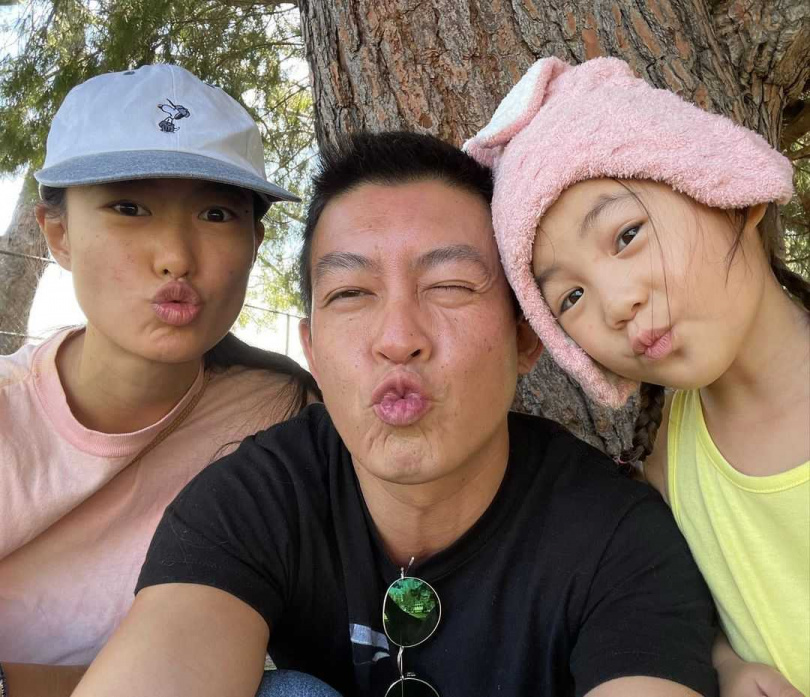 Edison Chen's daughter learns to pose in sculpture, Jay Chou quietly ...