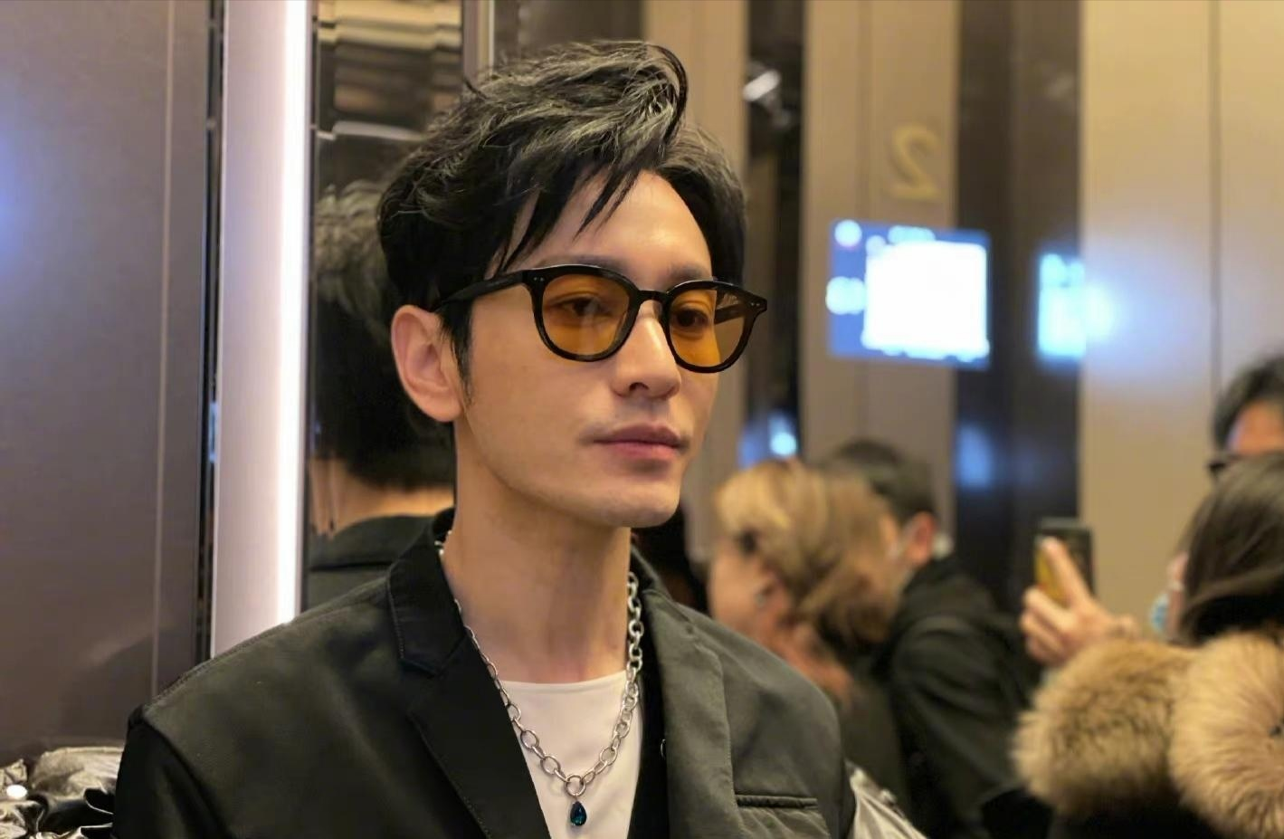 Huang Xiaoming became a paper man like Wang Junkai in order to meet his old lover? - iNEWS