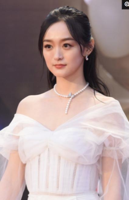 He Hongshan: looks very similar to actor Zhou Xun, pure and pleasant ...