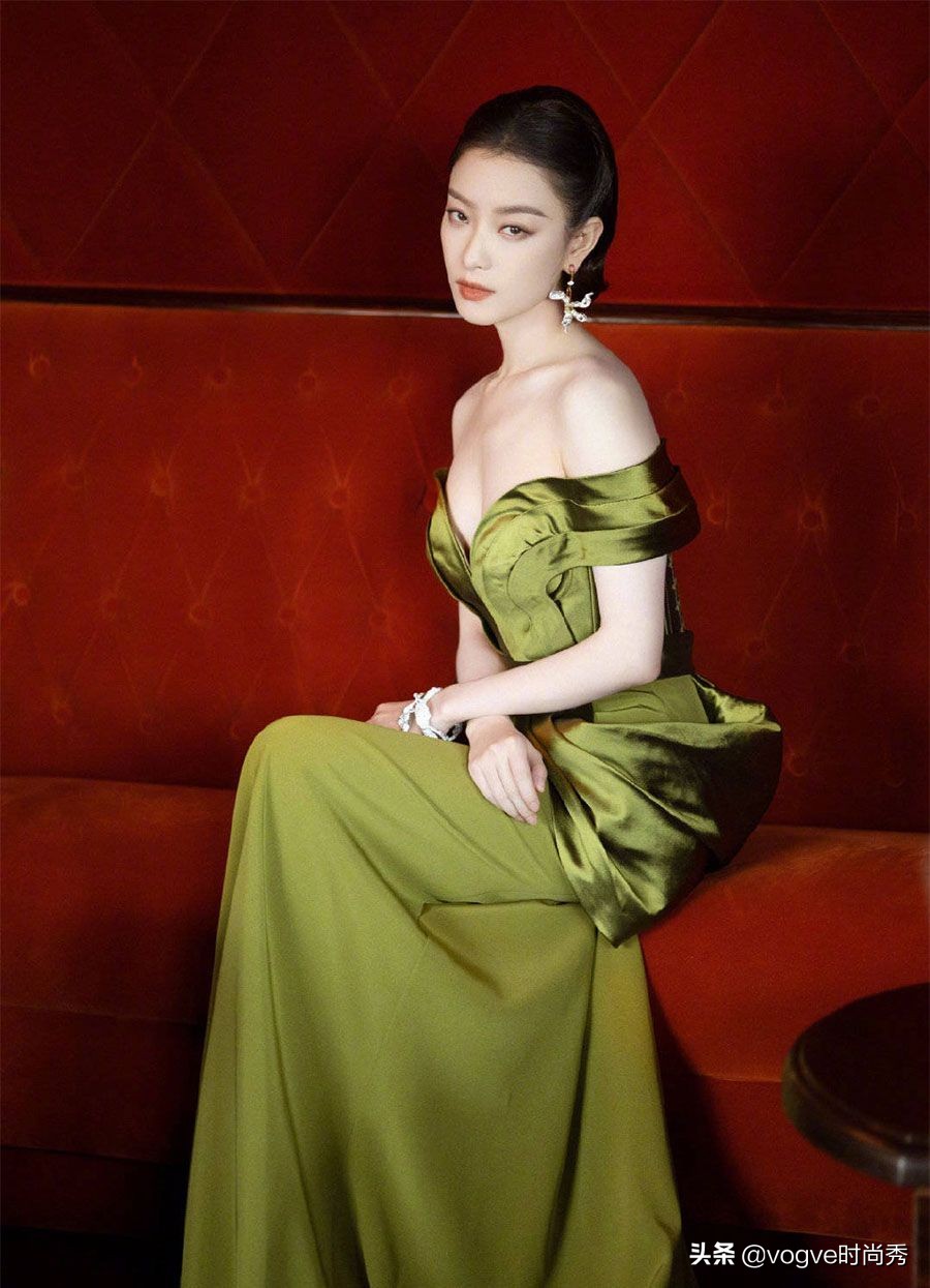 Ni Ni leaned forward to adjust the skirt, Dong Zijian glanced back and ...