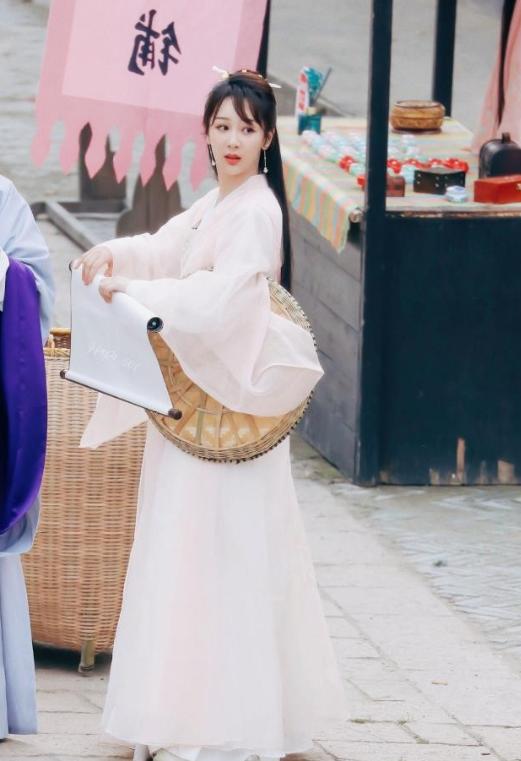 I thought Yang Zi's Ziwei Gege looks amazing enough. Seeing Yang Di's ...