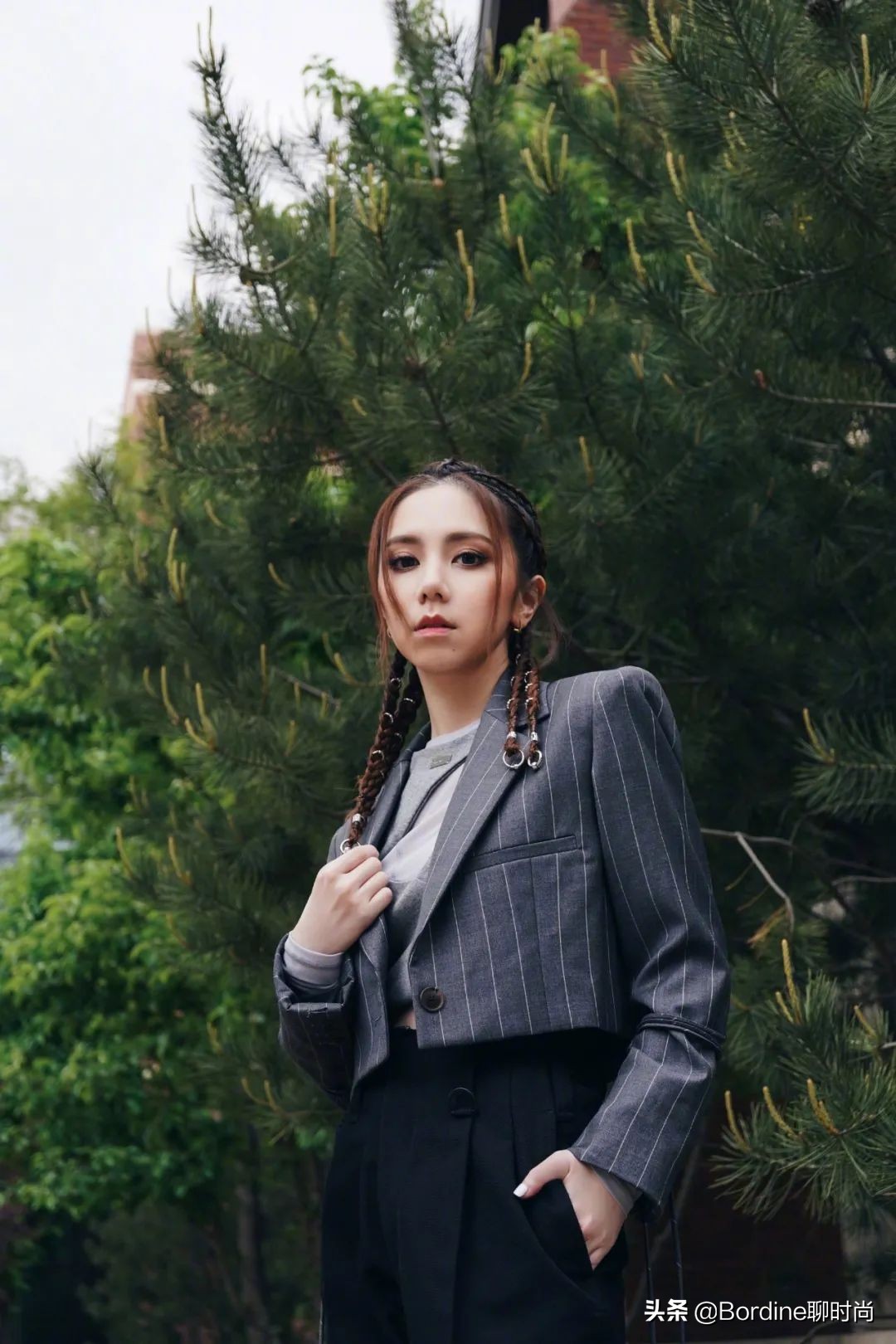 Singer Deng Ziqi, very strong in dressing, wears a gray striped suit ...