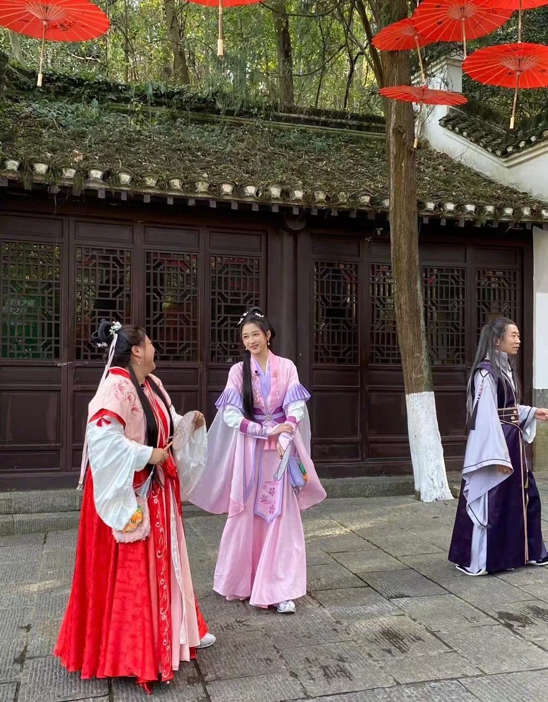 Jia Ling, Guan Xiaotong, cos size Joe, with a big contrast in shape ...