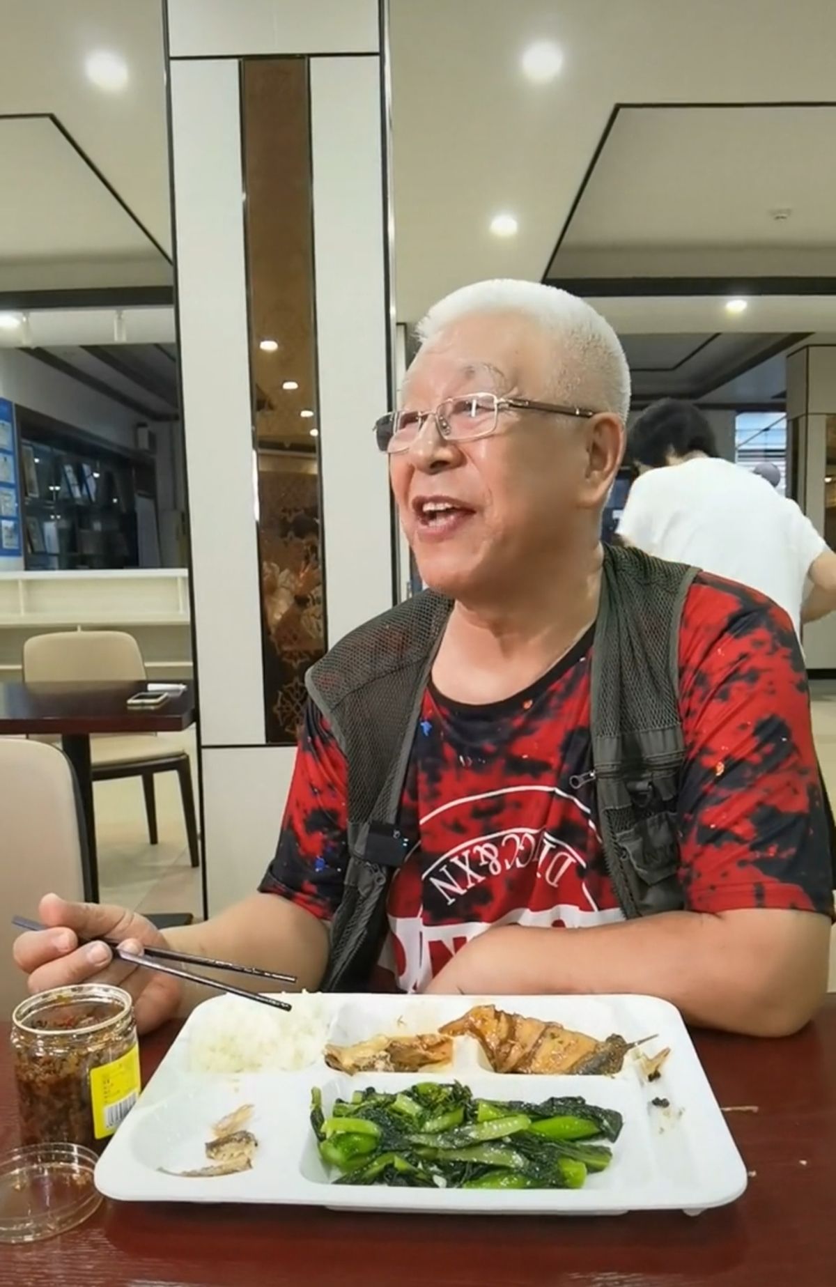 76-year-old Zhang Hongjie stayed in a retirement apartment with grey ...