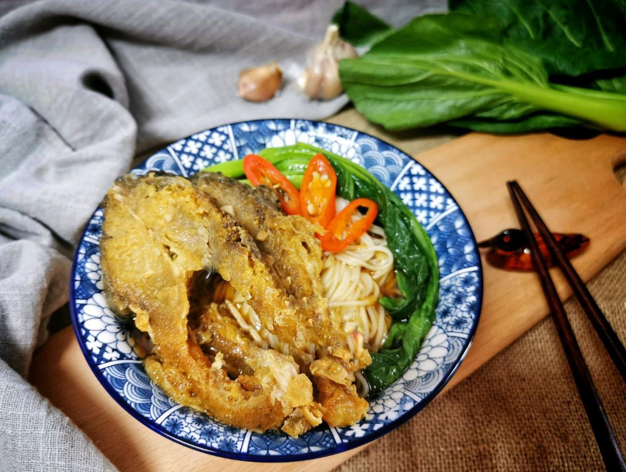 The Jiangnan fried fish noodles rarely seen in the north, the smooth ...