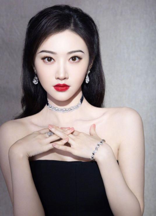 Jing Tian wears a black tube top skirt to take beautiful photos. She ...