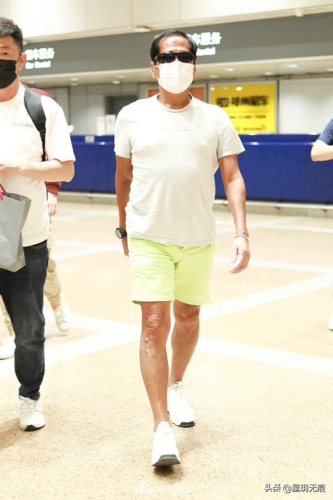 61-year-old Qi Qin wore ice cream-colored shorts and appeared to the ...