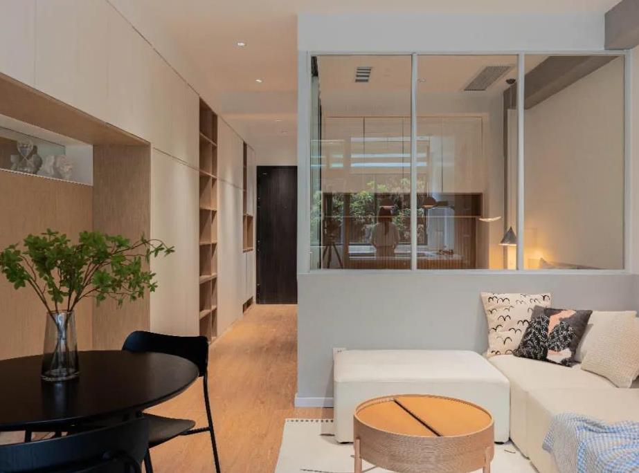 The 35-square-meter Internet celebrity apartment has a large storage ...