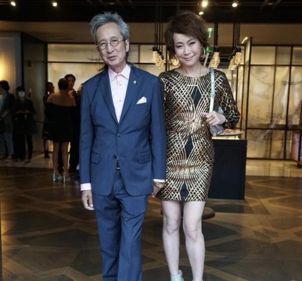 58-year-old Ye Tong eats fast food on the roadside, has a thin body and ...