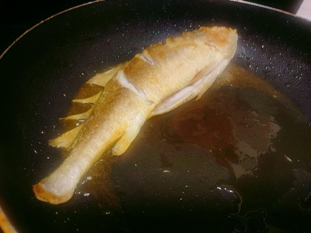 Teach you how to cook yellow croaker fried pickled vegetables, the ...