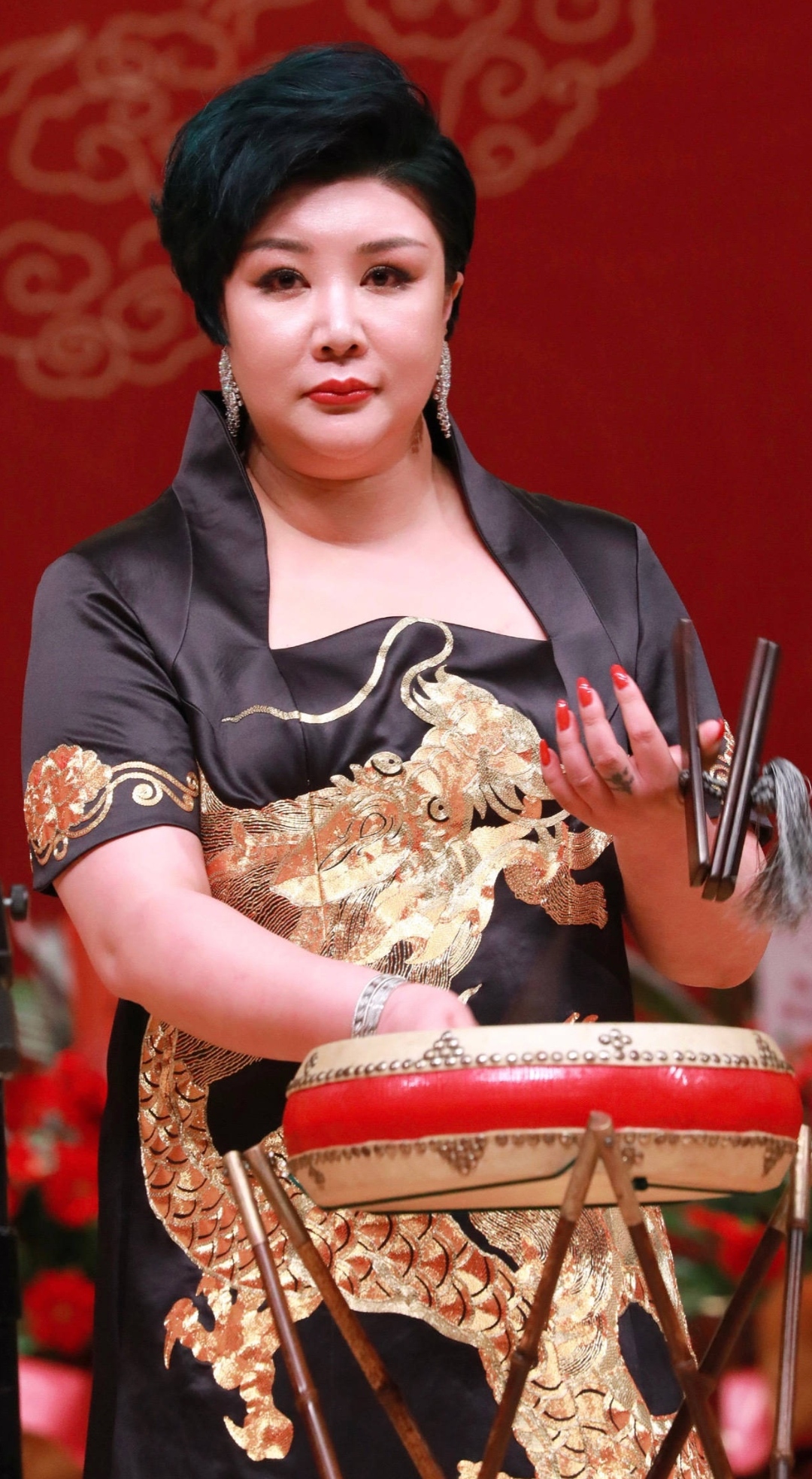 In 2000, Hu Zhonghui, who abandoned Guo Qilin's biological mother, went ...