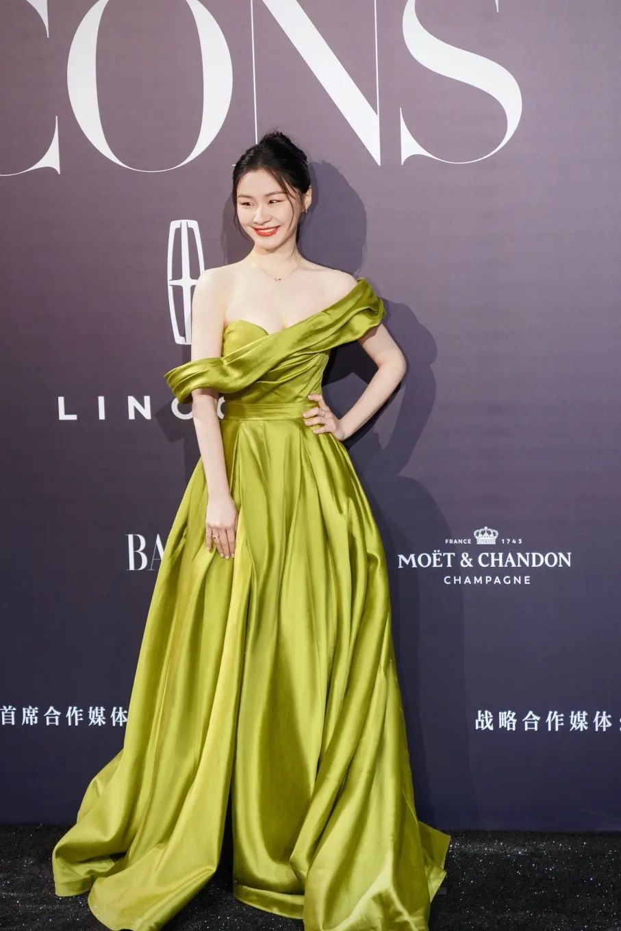 Jin Jing, your facial features are so beautiful every day, aren't you ...