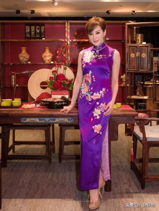 Luo Lin wore out the "essence of cheongsam", wearing a purple ...