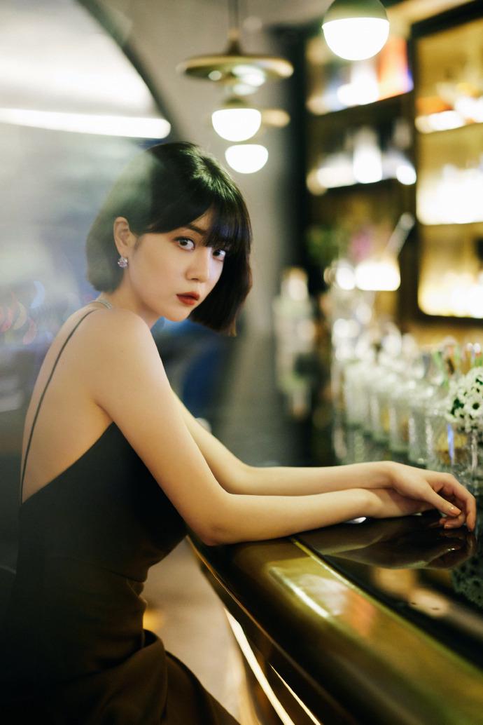 Li Xirui's black suspender skirt has a big beautiful back, and the light and shadow flow in the ...