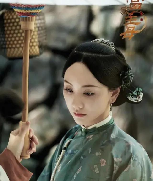 40-year-old Yang Rong has a really hot body. The starlight dress skirt shows the bumpy curve ...