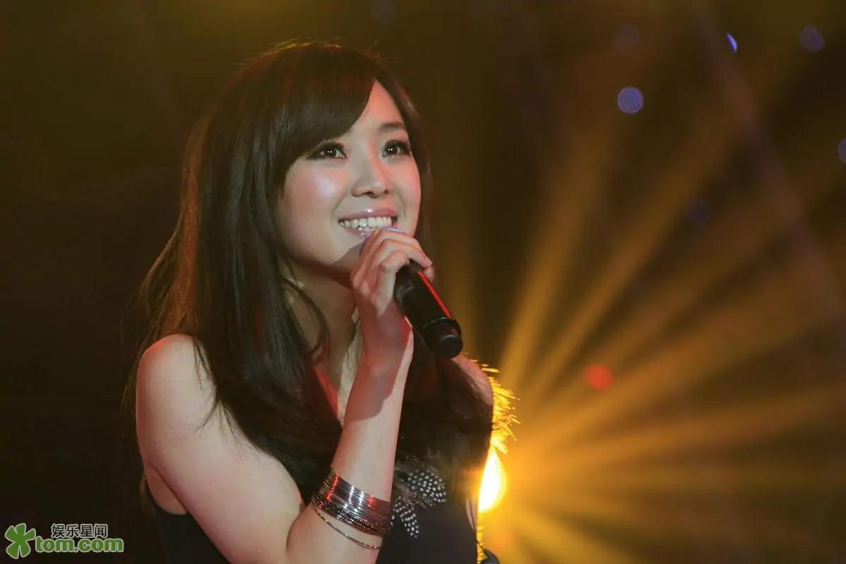 It is worthy to warmly introduce the famous mainland female singer ...