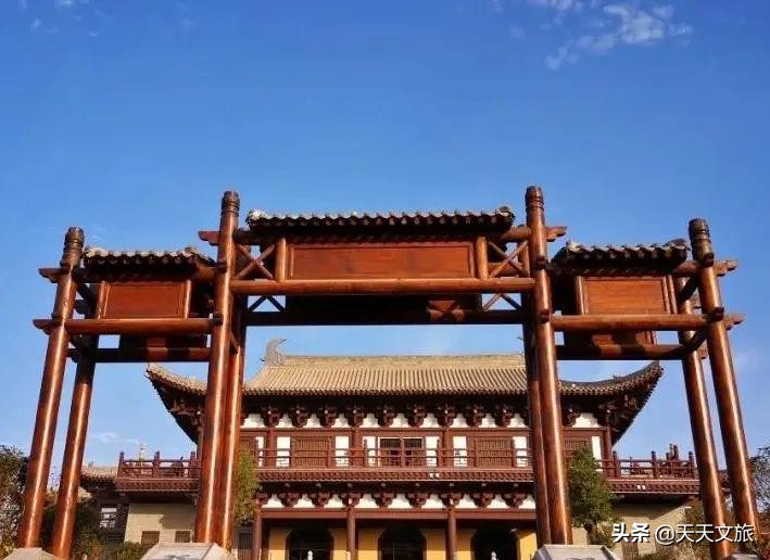 The ancient town of Longfengshan in Luoyang is open. Bring a backpack ...