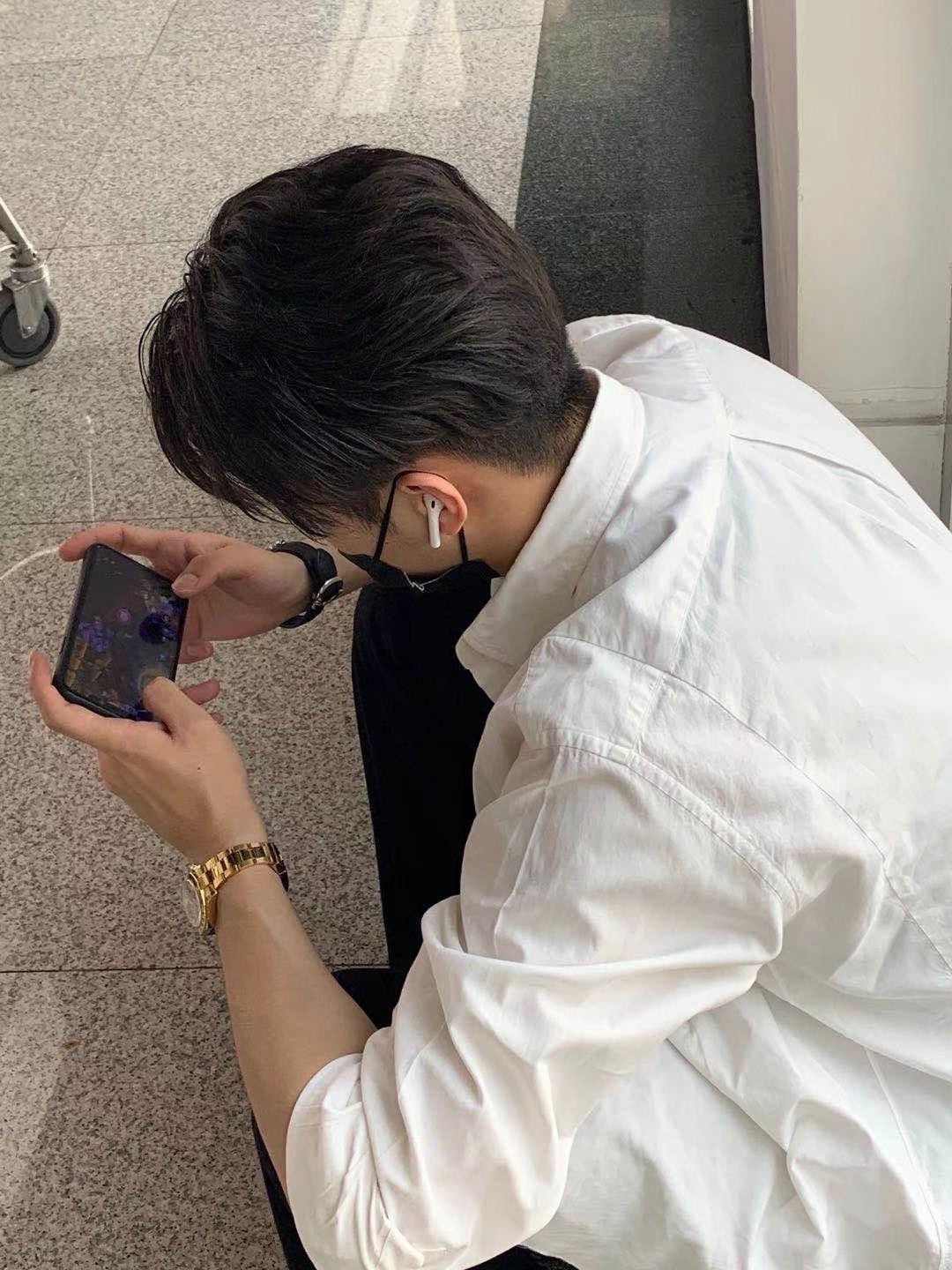 Xu Kai is too addicted to games?Squatting on the ground and hitting ...