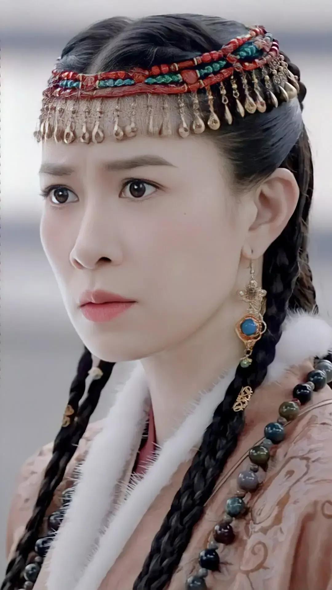 Tang Yan Pk Charmaine Sheh, whose costume is better? - iNEWS
