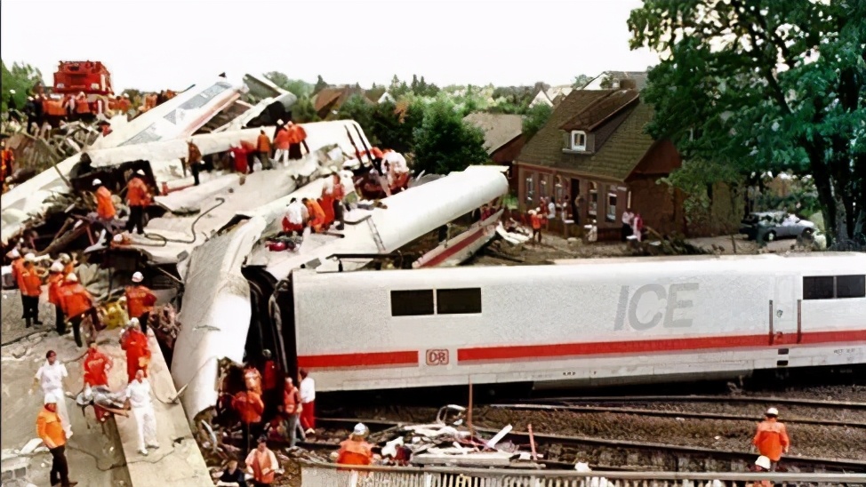 High-speed rail derailment caused 206 casualties, a small wheel, a ...