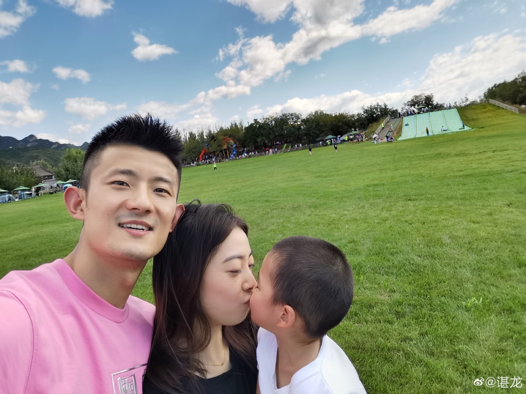 Warm!Olympic champion Chen Long shows a family portrait of three ...