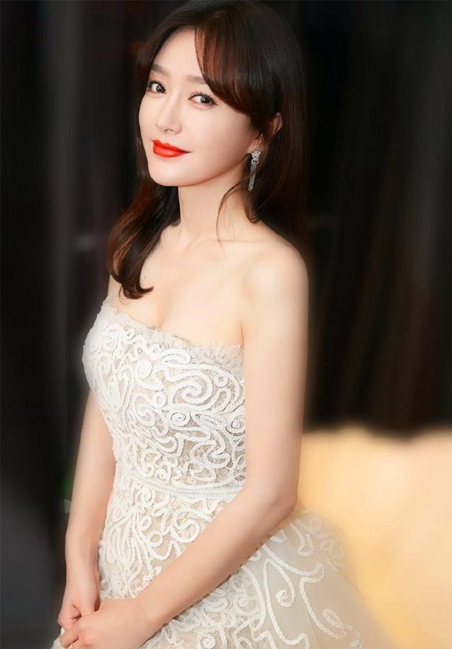Qin Yu's big long legs, I can't stand it. - iNEWS