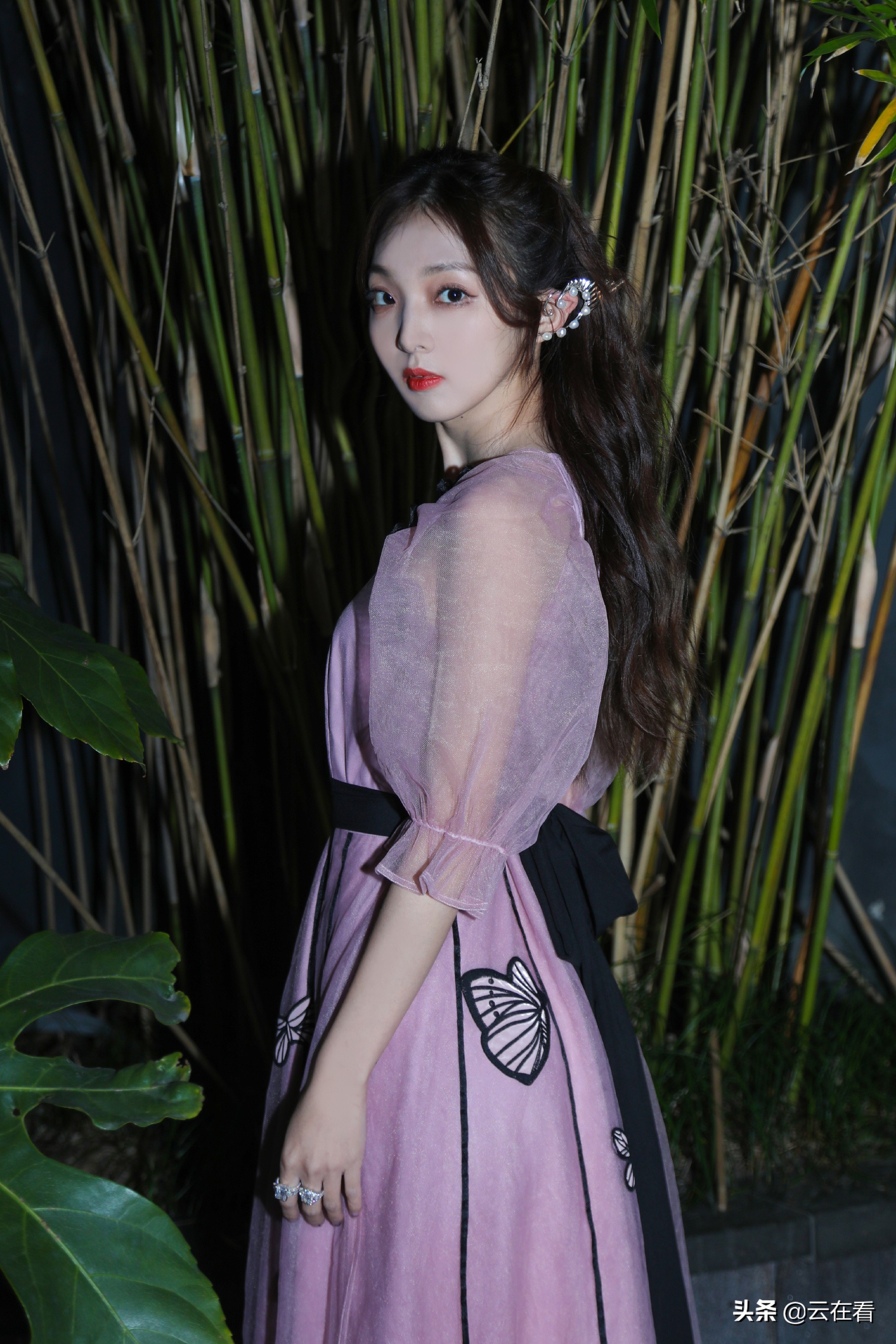 Beautiful singer Qiang Dongyue's charming photo appreciation, more and ...