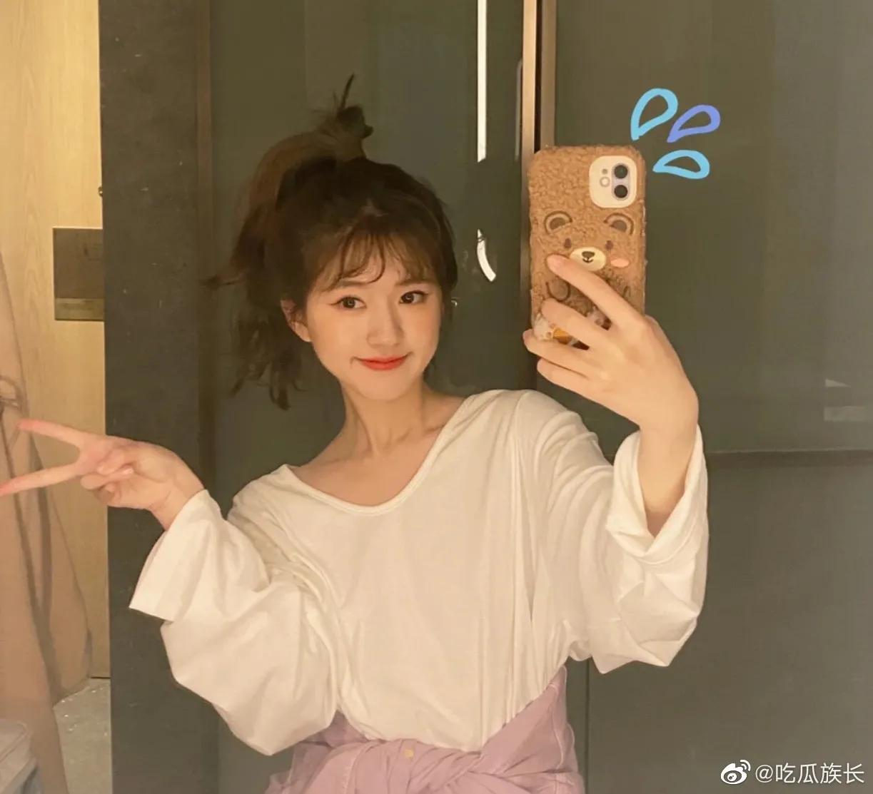 #How many phone cases does Zhao Lusi have# - iNEWS