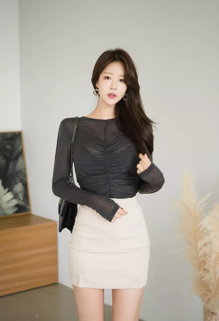 Portrait of Zheng Youzhen, wearing a black chain bag, beautiful and ...