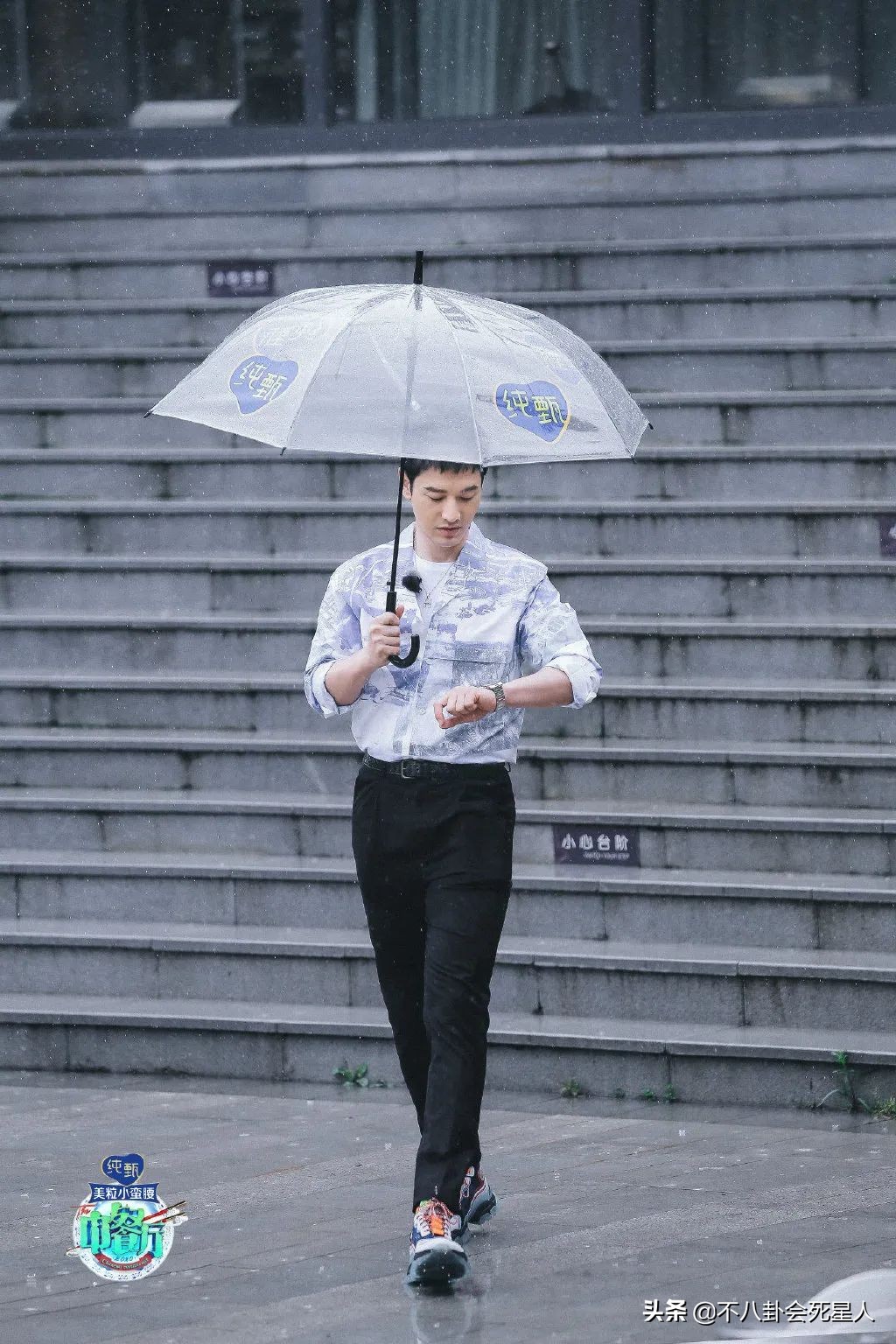 Huang Xiaoming's idol has a heavy burden. He wears thick-soled boots on ...