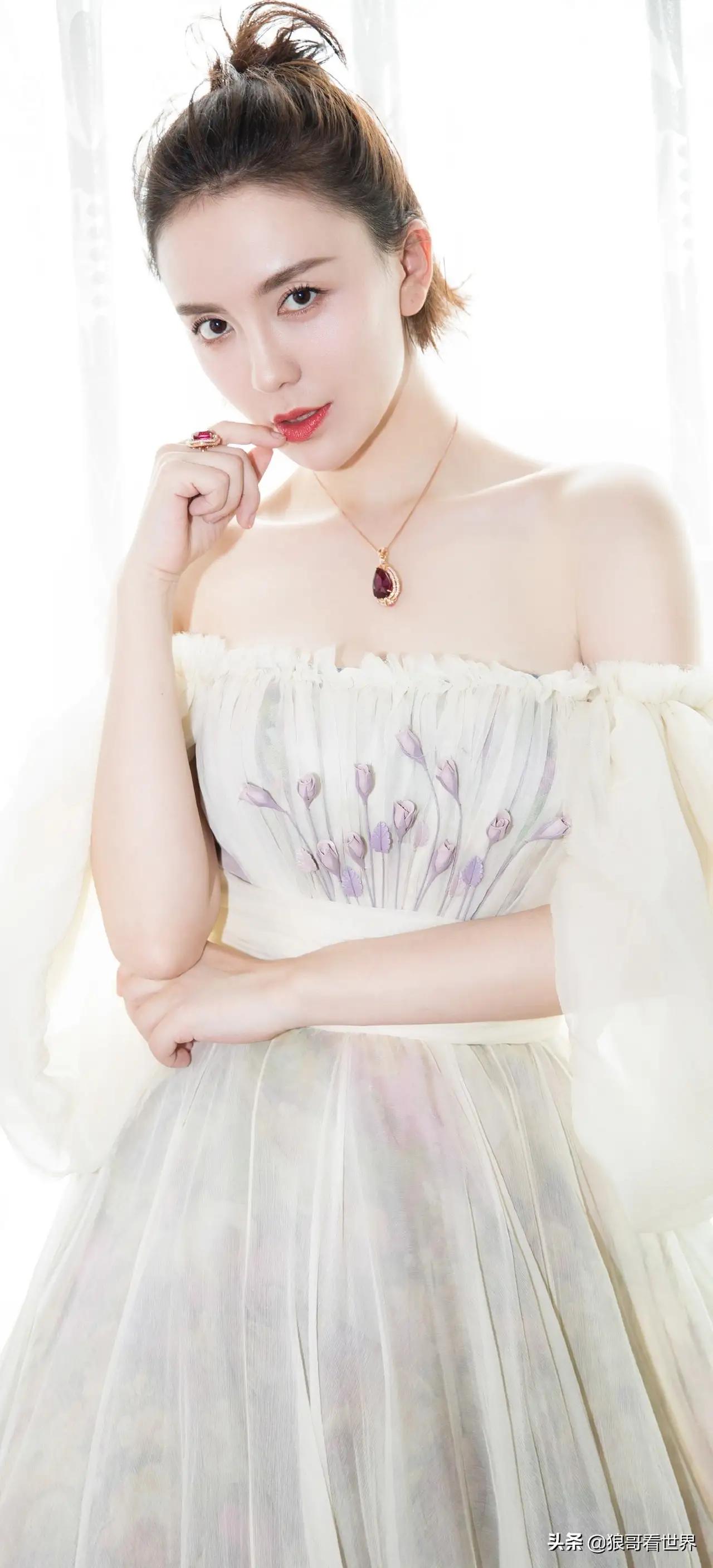 Jiarong Lv, sexy and charming, elegant and generous - iNEWS