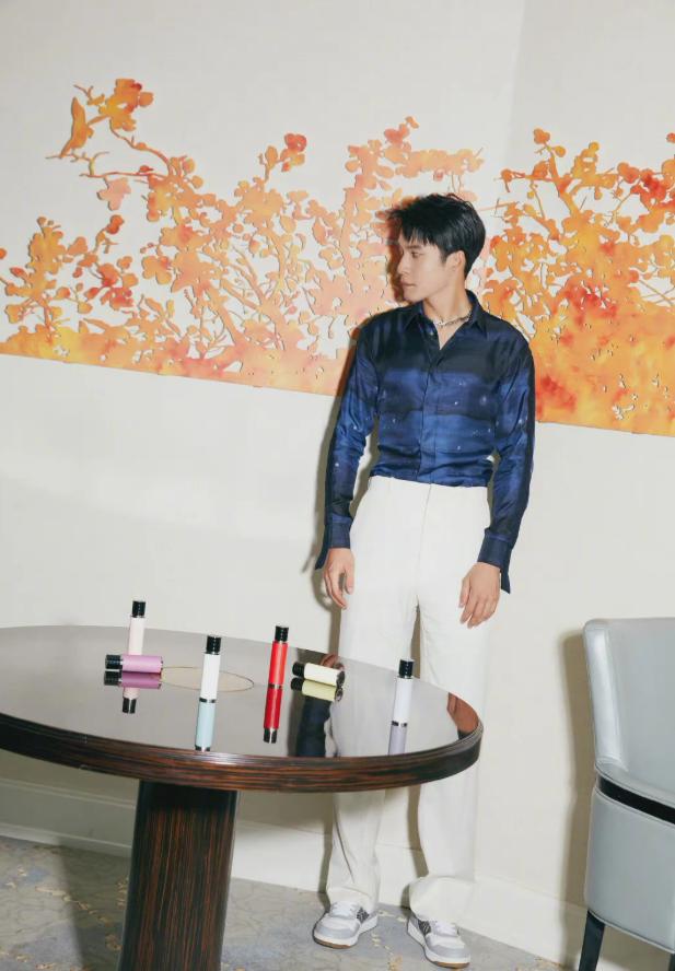 Han Dongjun shoots Dior blockbuster, the blue silk shirt releases the charm of the sportsman, he ...