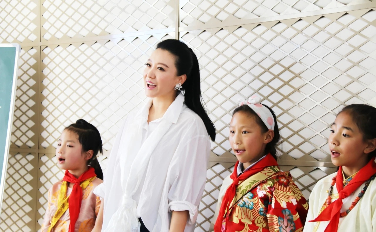 Tan Jing cross-border to sing the theme song to the game, the leather ...