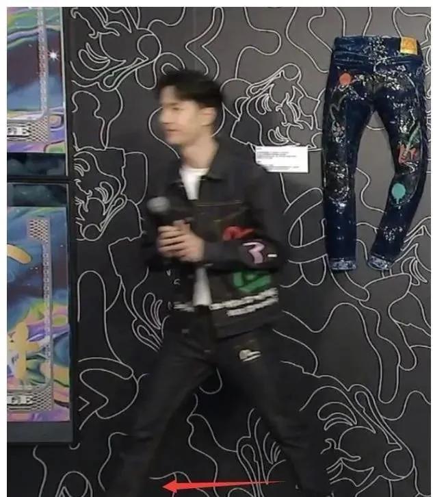 Yibo's evisu event, sitting next to Bobo, has a strong commanding ability - iNEWS