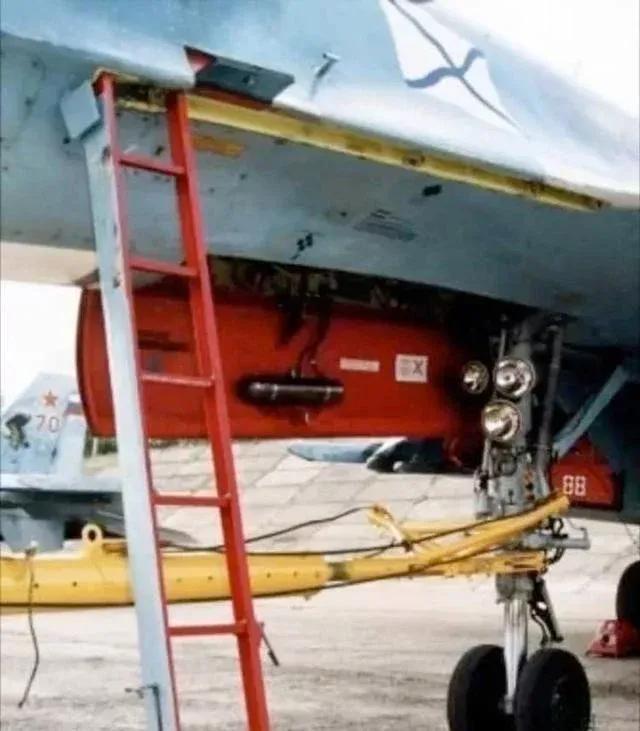 Is the boarding ladder of military aircraft really that important? - iNEWS