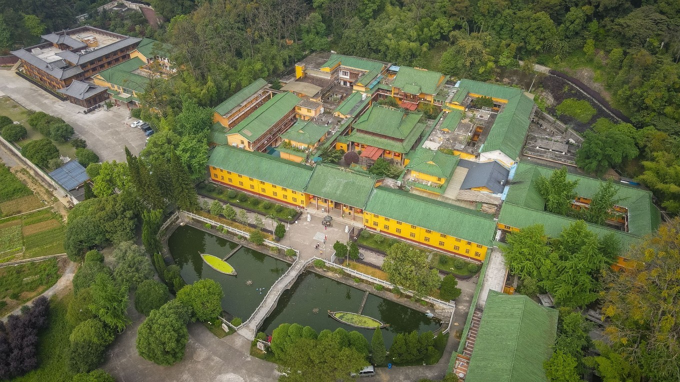Yunmen Temple, hidden deep in the mountains, is one of the eight famous ...