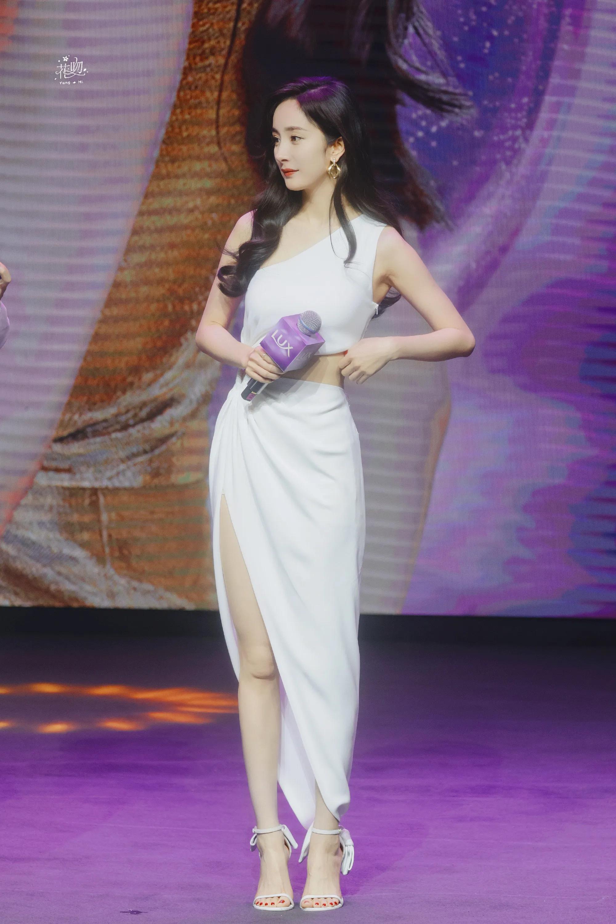Yang Mi attended the event!The plump body in a white sloping shoulders ...