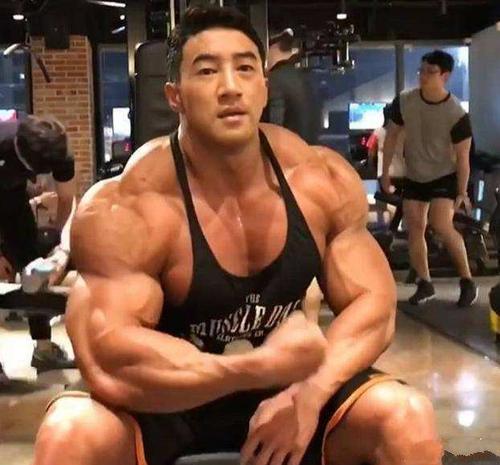 Korean bodybuilder Huang Chexun, with muscles like a rock, is nicknamed ...