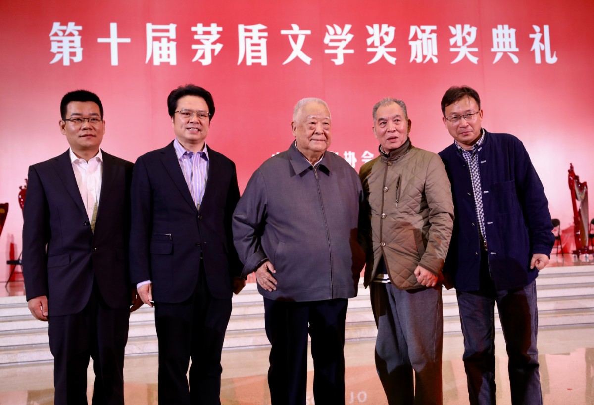The youngest author of the Mao Dun Literature Award-Xu Zechen - iNEWS