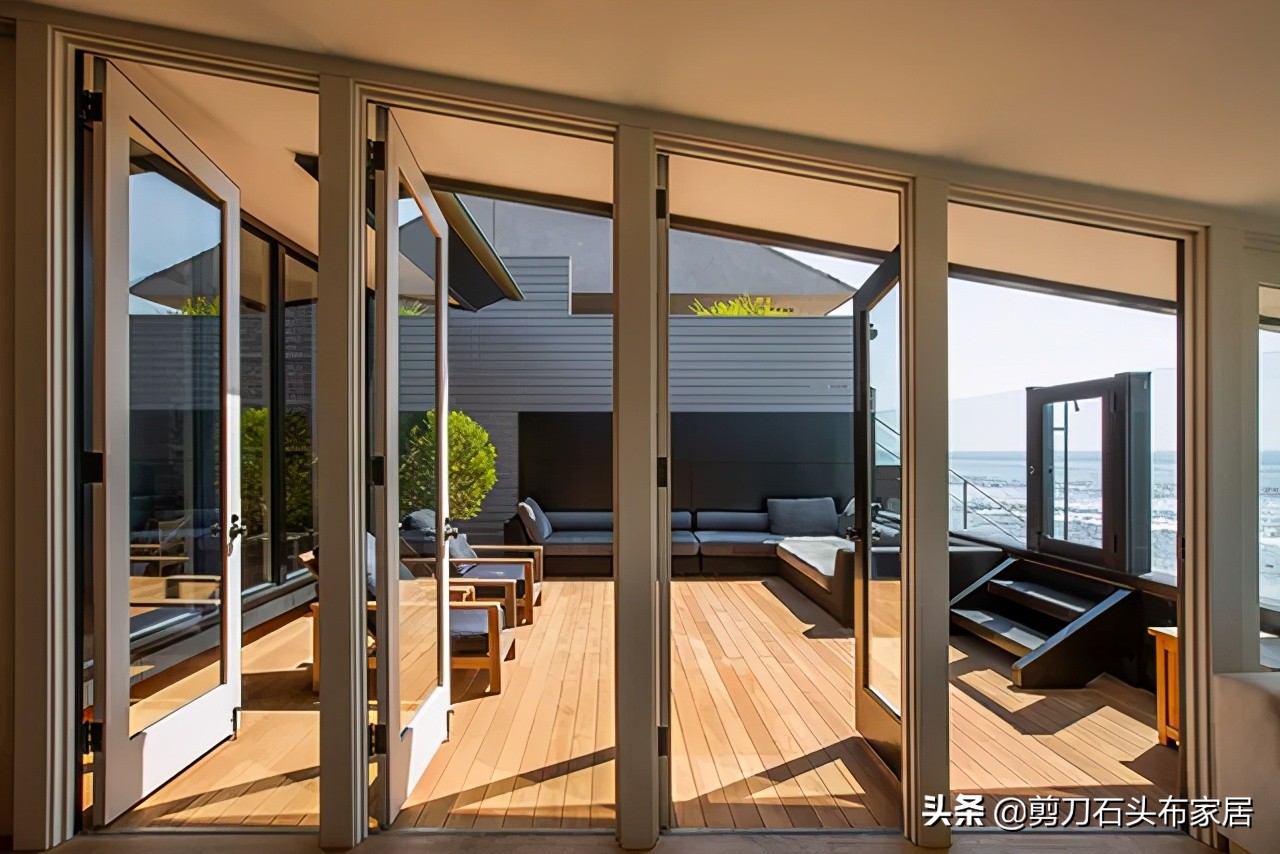 Jason Statham built a 400㎡ beach villa by himself, which is so ...