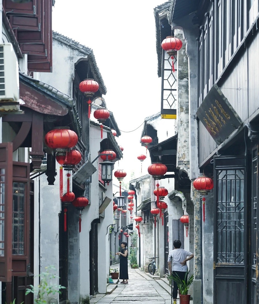 An ancient town on the bank of Yangcheng Lake, an old street paved with ...