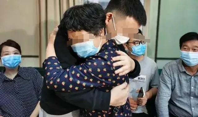 Guo Wei, who is in the arms of his biological mother, is he obligated ...